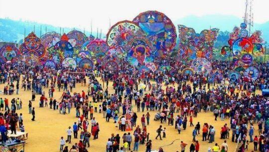 Originarios de Santiago Sacatepéquez exhiben un barrilete gigante hecho ...